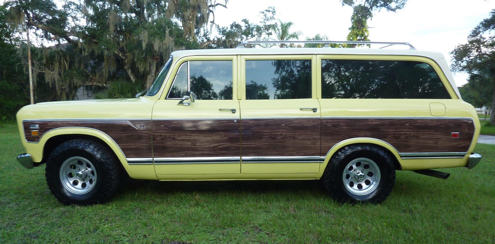 1974 International Harvester Travelall Custom 100 – Sesame Cars