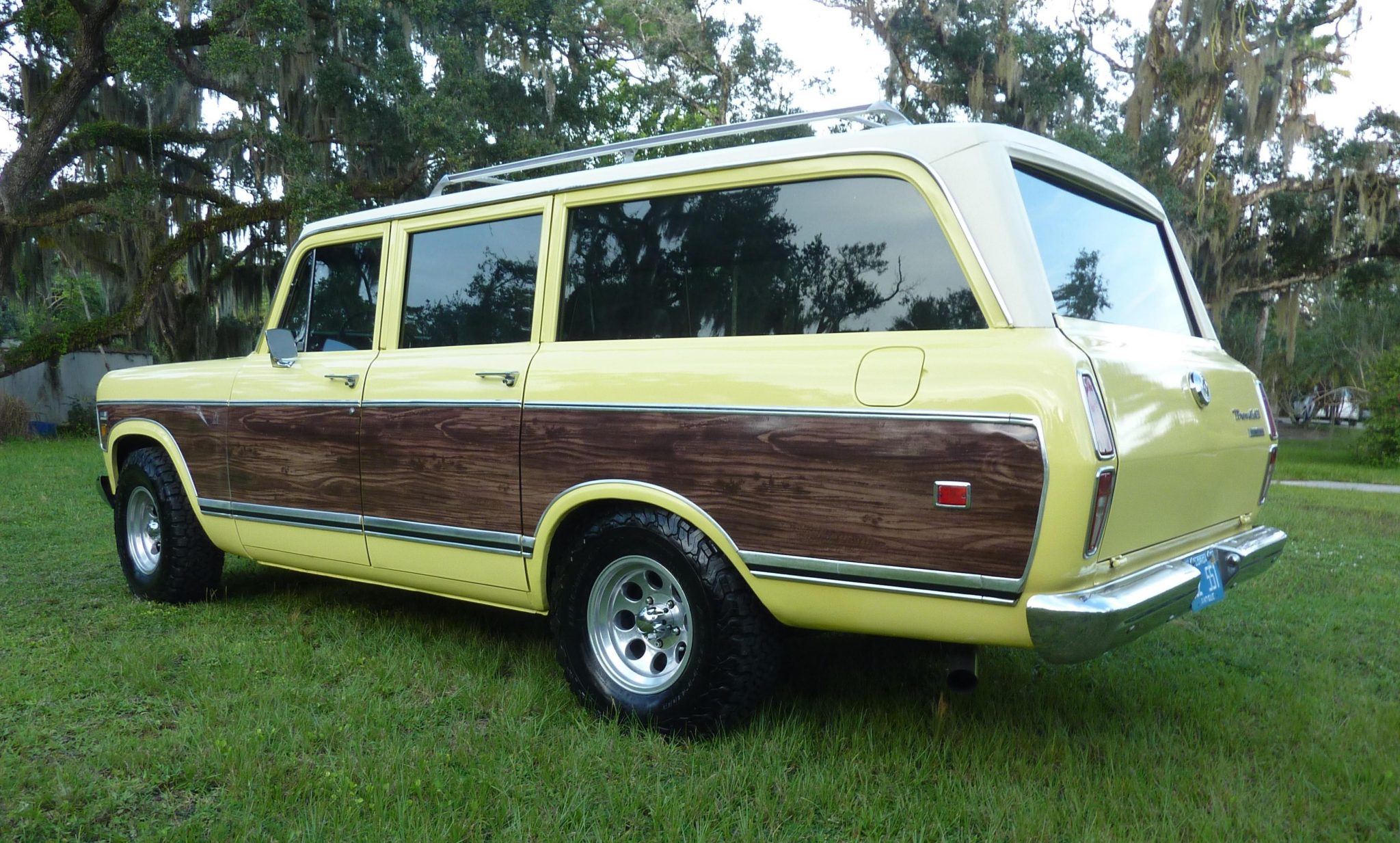 1974 International Harvester Travelall Custom 100 – Sesame Cars